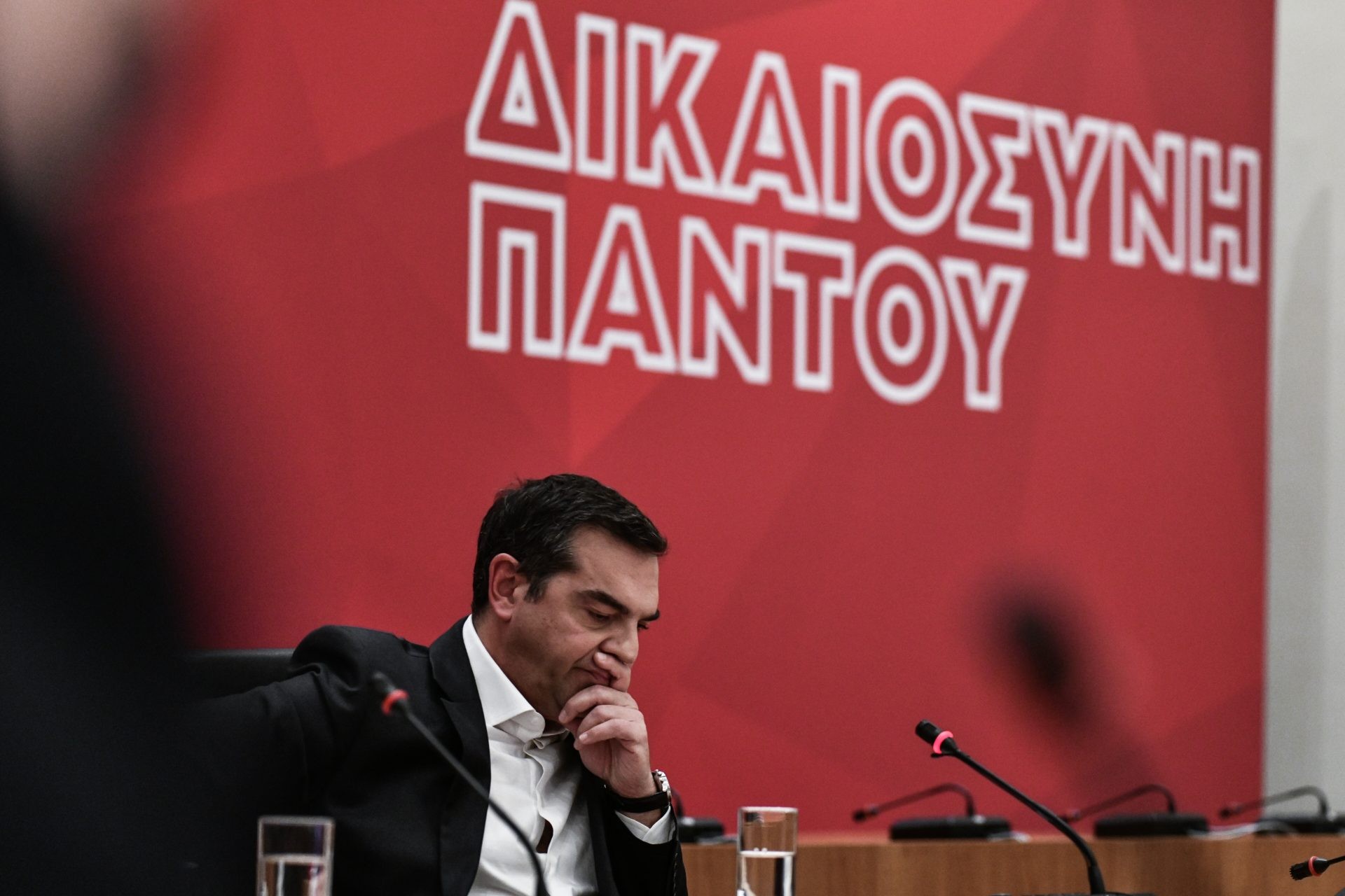 Γκρεμίστε τον! Ολοι μαζί μπορούμε... Γράφει η Δήμητρα Γκουντούνα ...