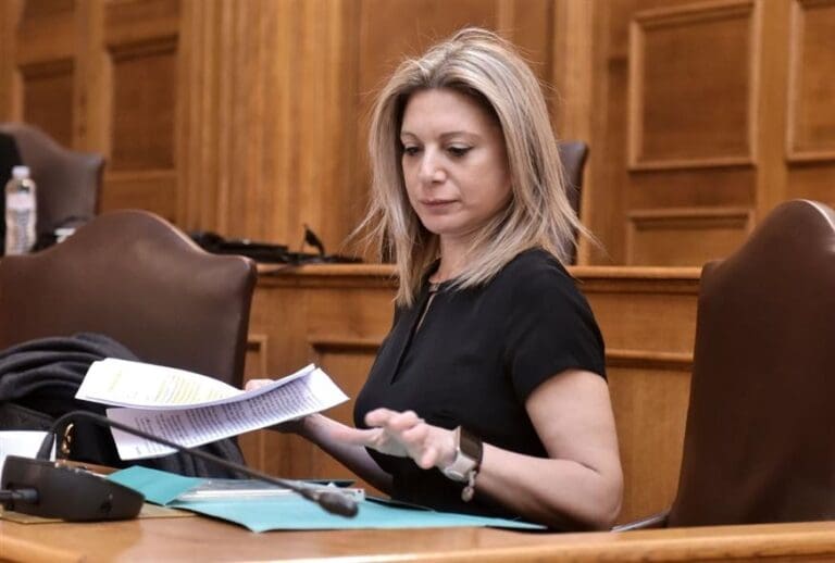 Η ευάλωτη Καρυστιανου και τα θηρια..Του Γιώργου Μέρμηγκα - aVecnews.gr